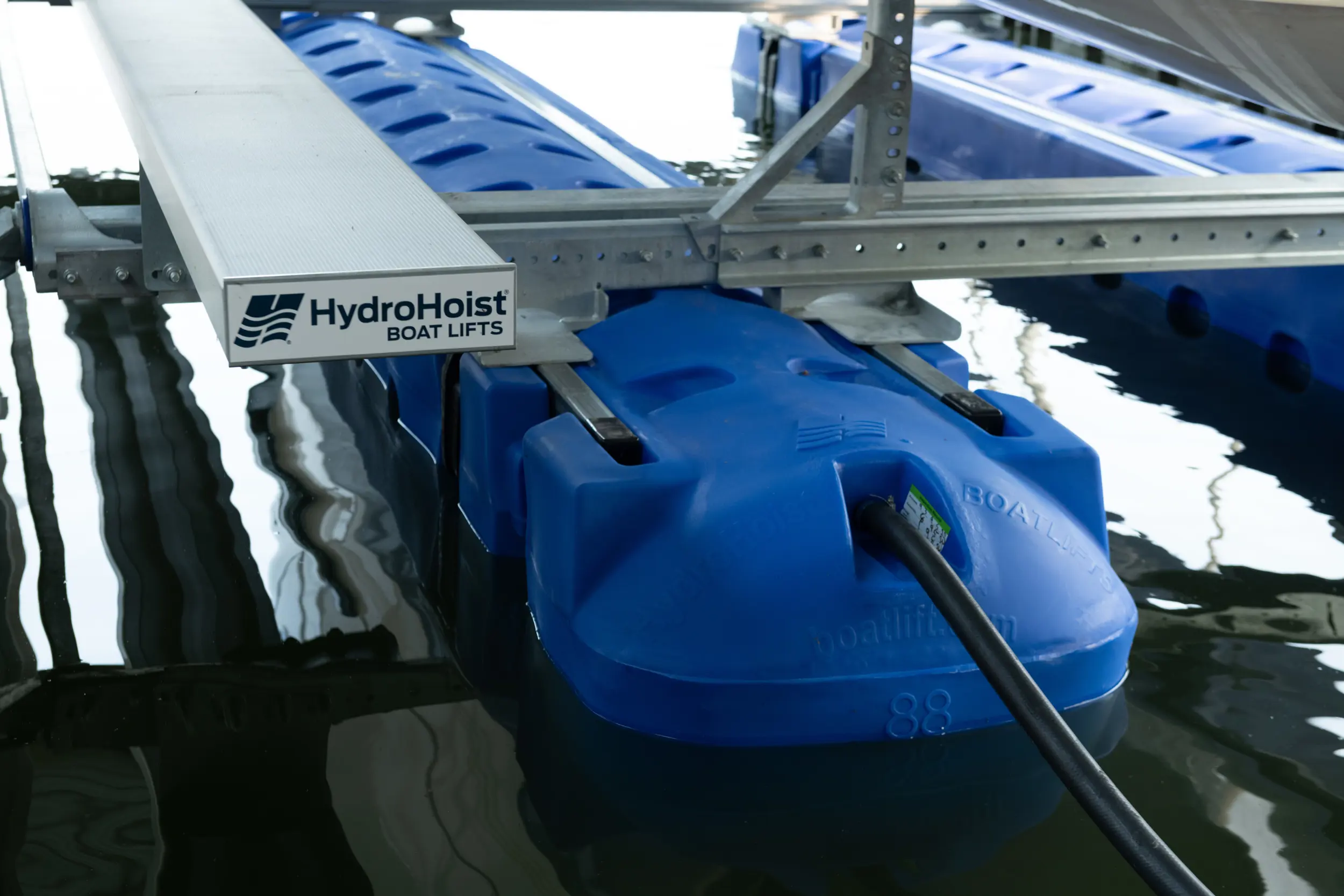 UltraLift® Boat Lifts | HydroHoist® Premium Hydropneumatic Freshwater ...